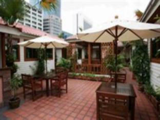 Strand Inn Hotel – Happy hour in Bangkok